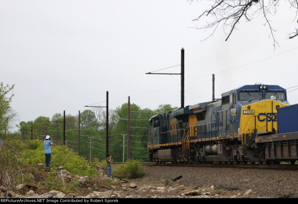 Fellow Railfans Shootin CSX Q191-01